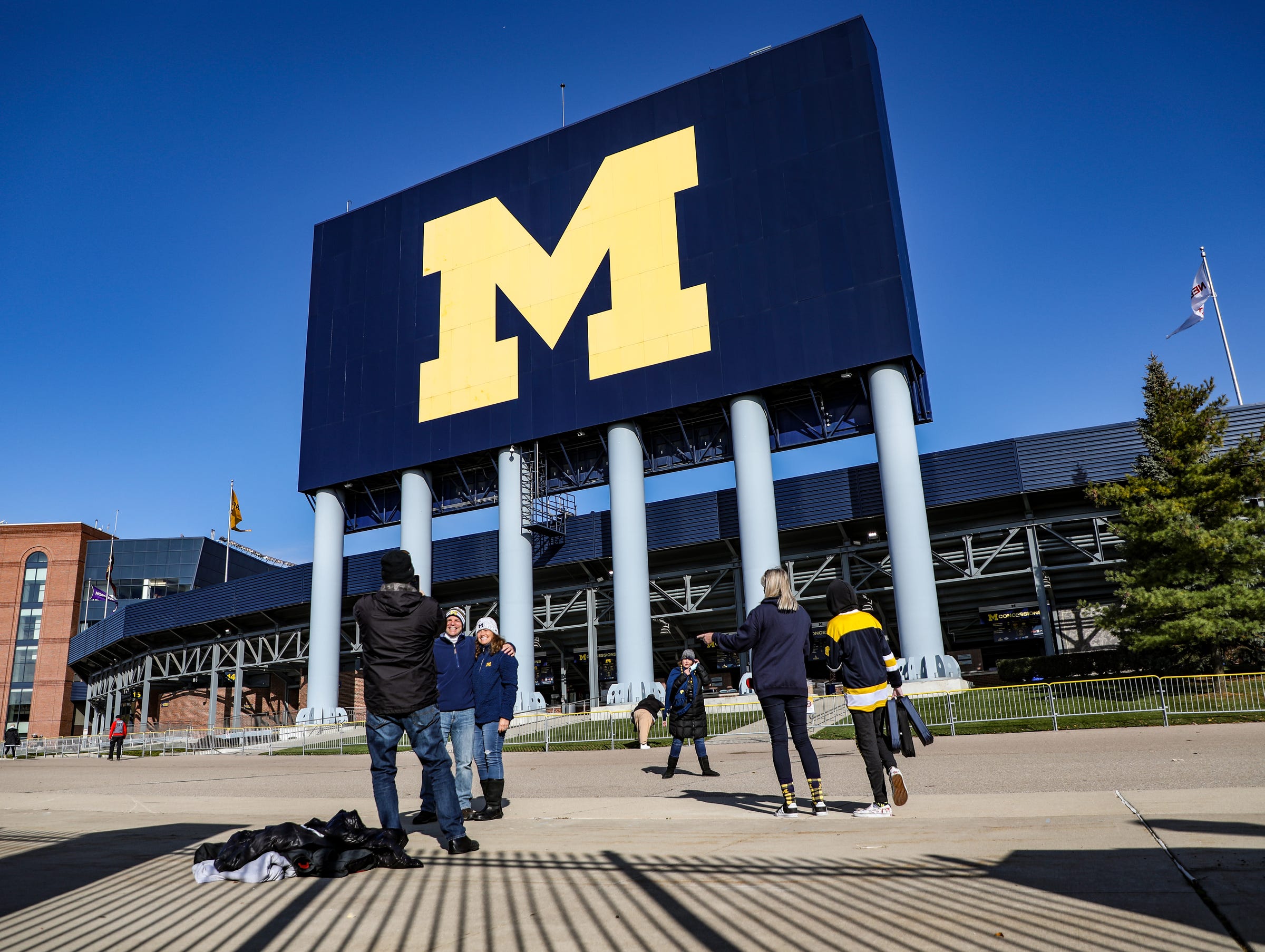Fans, media react to latest reported details of Michigan's sign ...