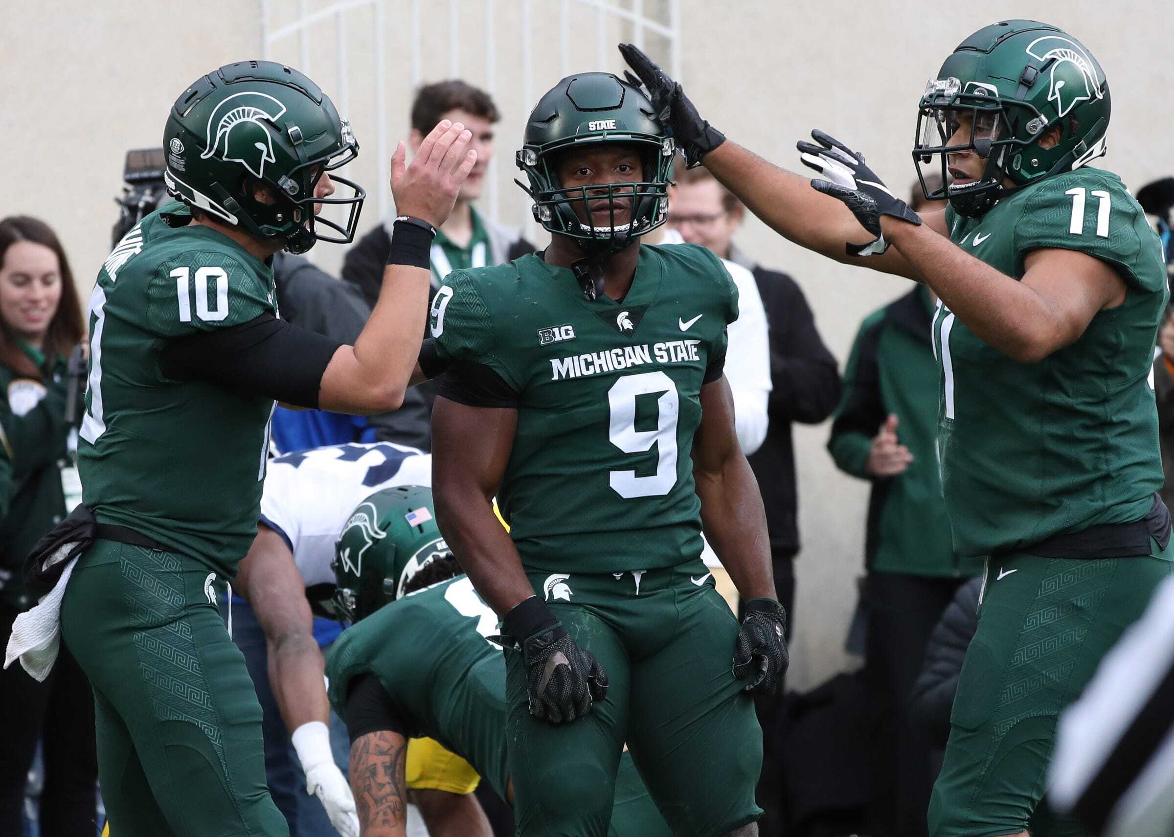 Here's how MSU's Kenneth Walker compares to other Heisman Trophy ...