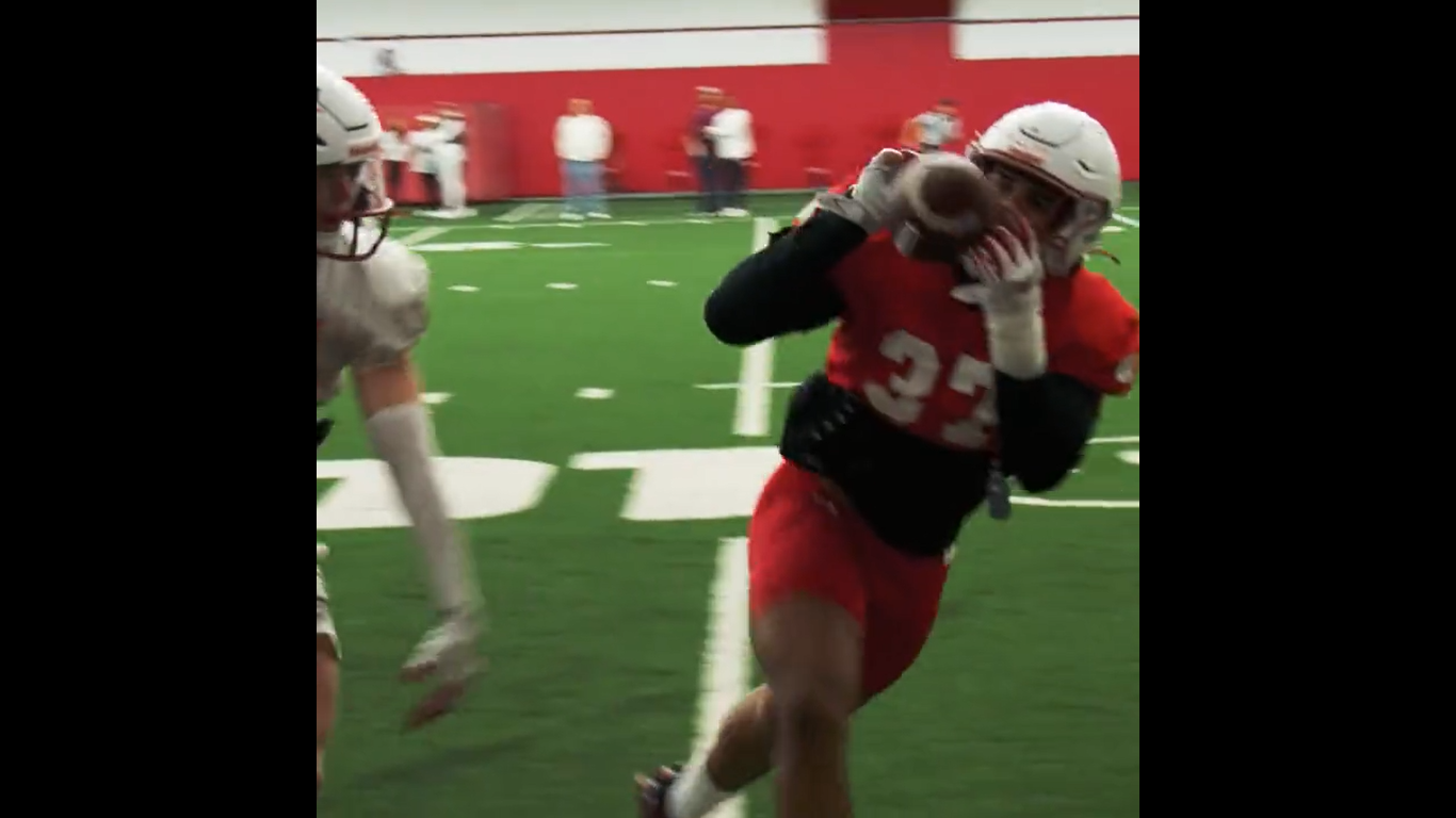 Wisconsin's Riley Nowakowski reels in amazing juggling catch during ...