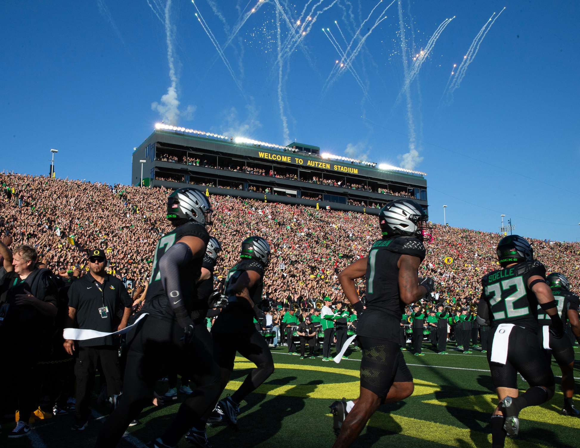 Oregon sets new Autzen Stadium attendance record vs. Ohio State