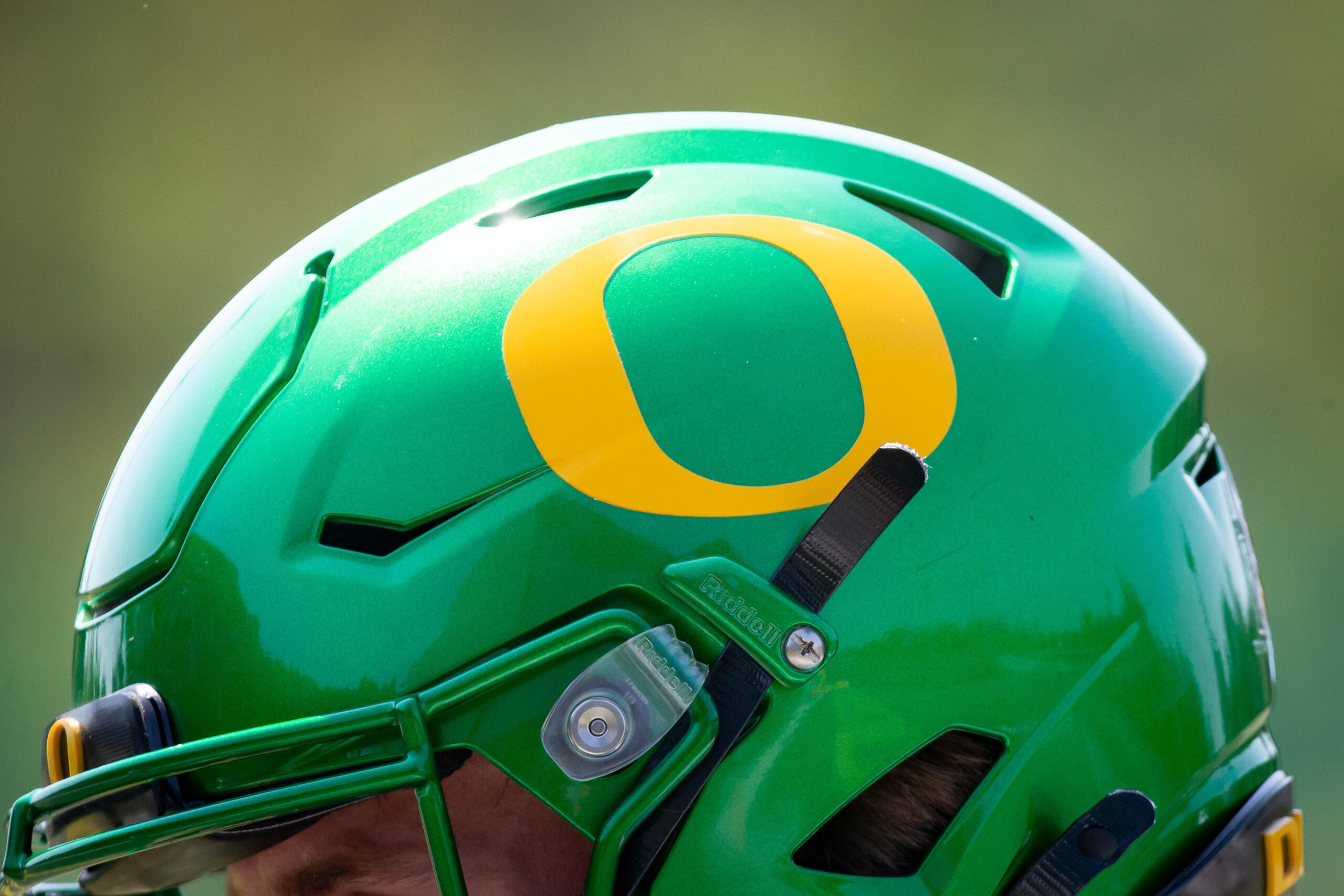 Oregon sees 4-star OL flip commitment, sign with BYU