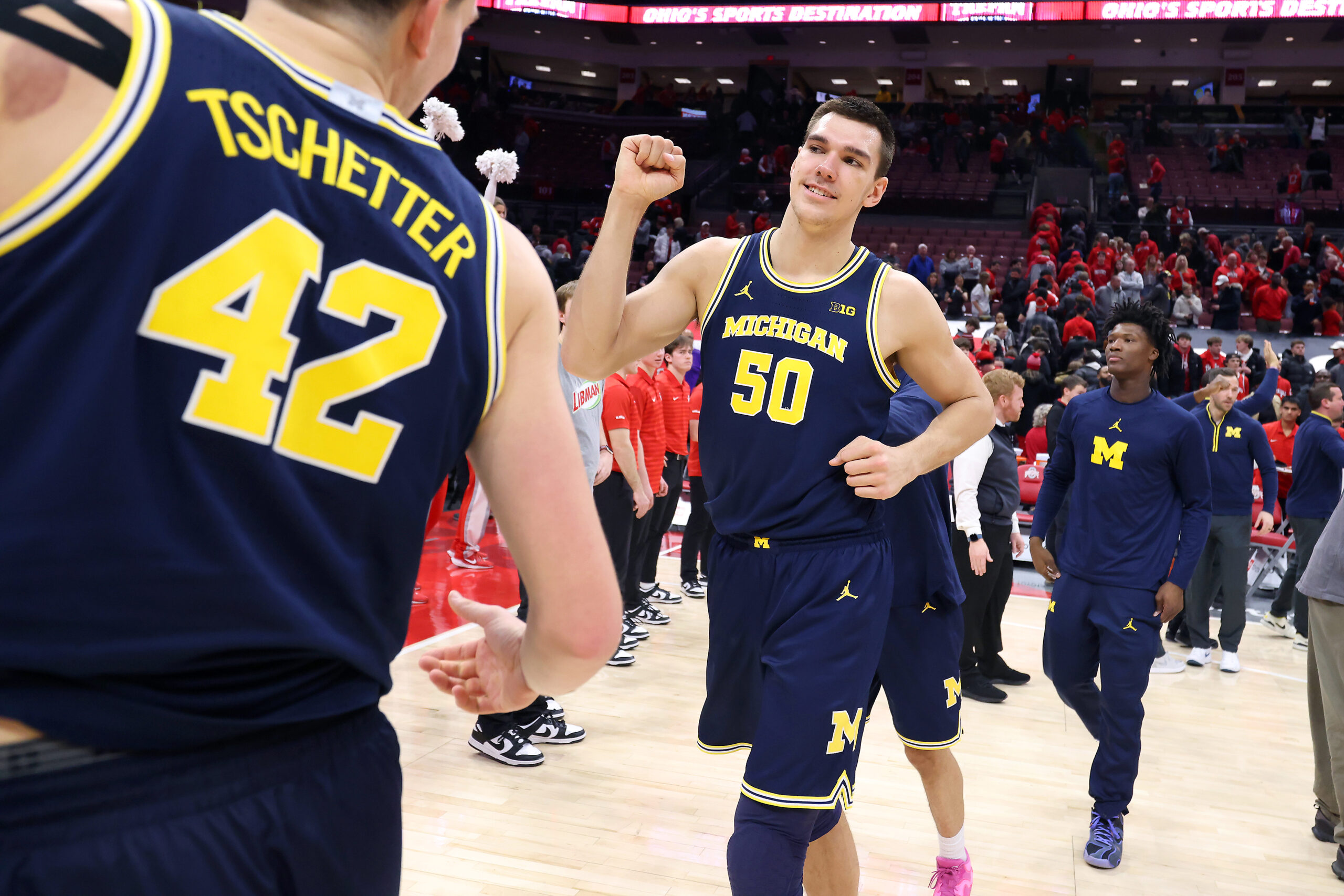Michigan wins back-and-forth battle at Ohio State, extends streak to 6