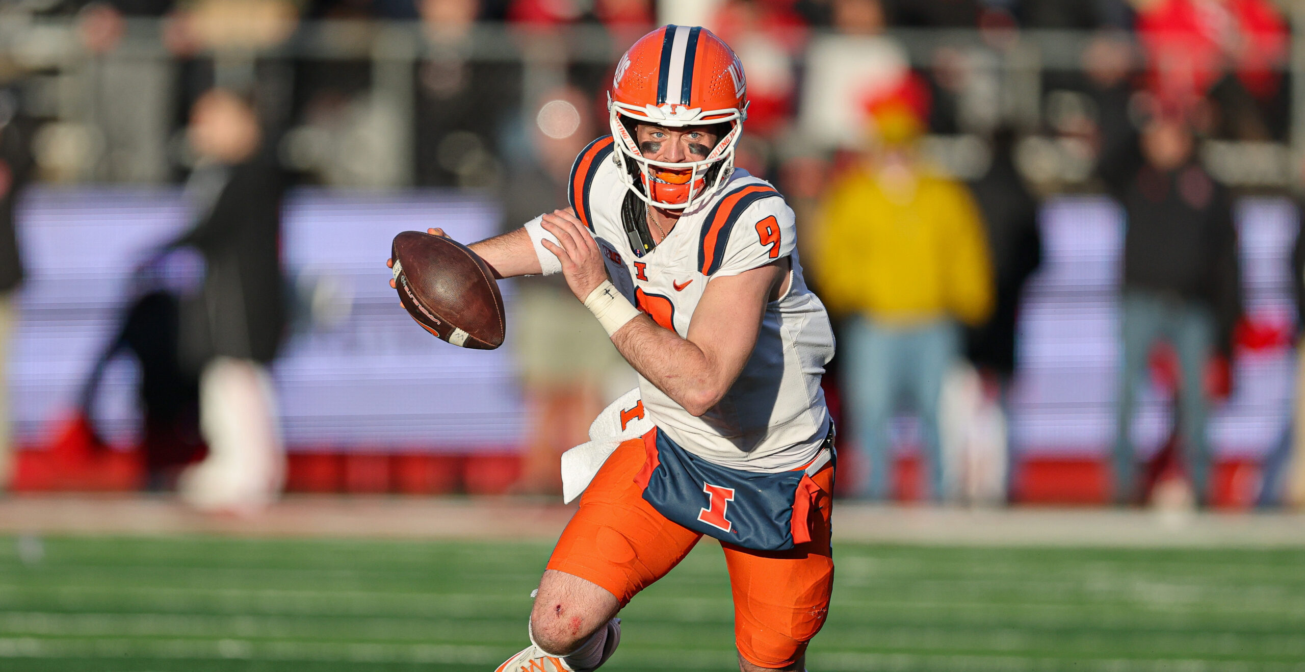 Luke Altmyer evades pursuers, sets up Illinois TD with incredible throw