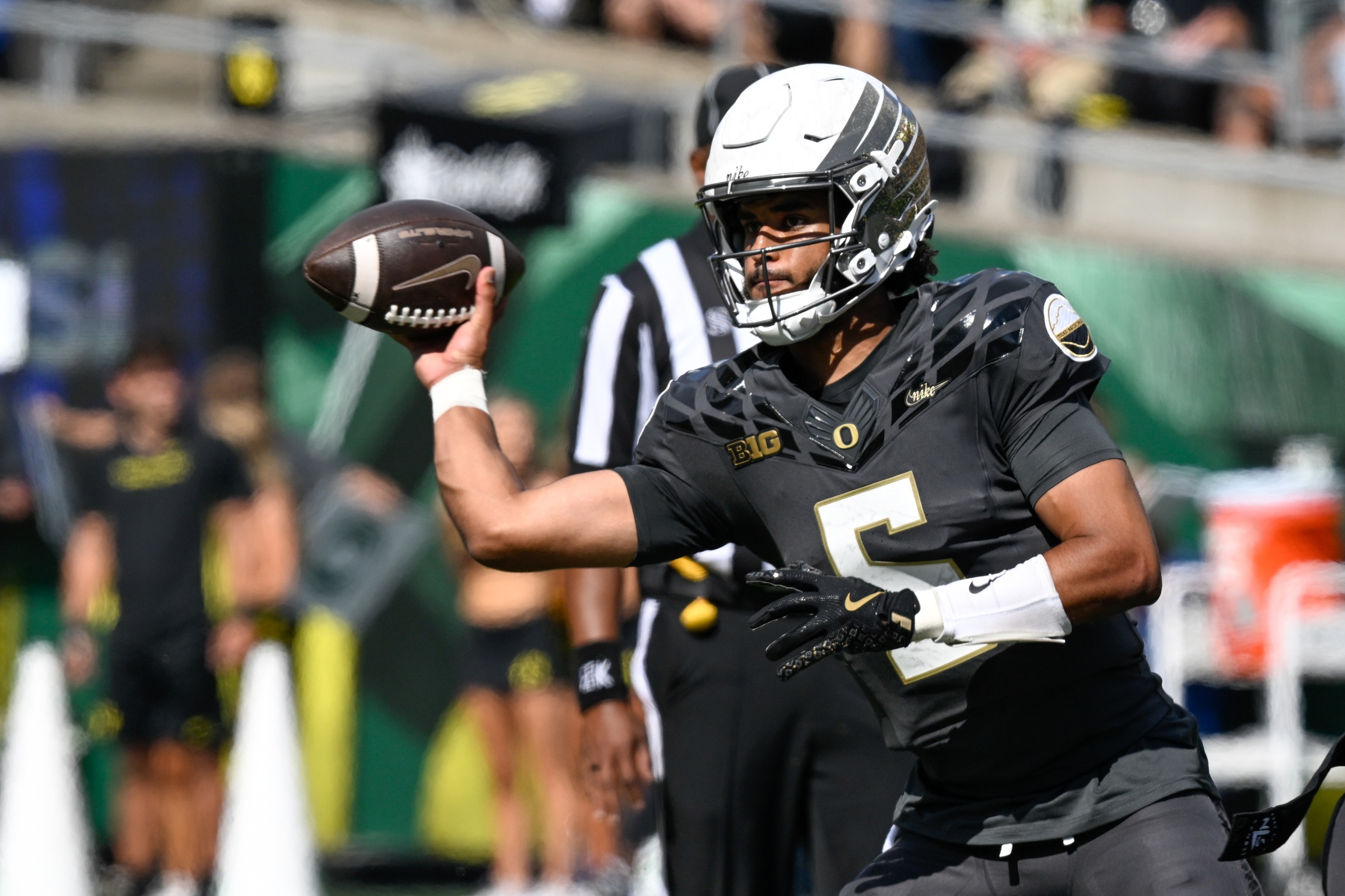 ESPN analyst tabs Dante Moore as QB1 in 2026 NFL Draft